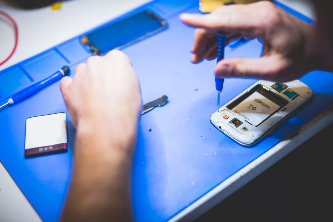 3 Things to Consider Before Fixing your Phone | Inspirationfeed