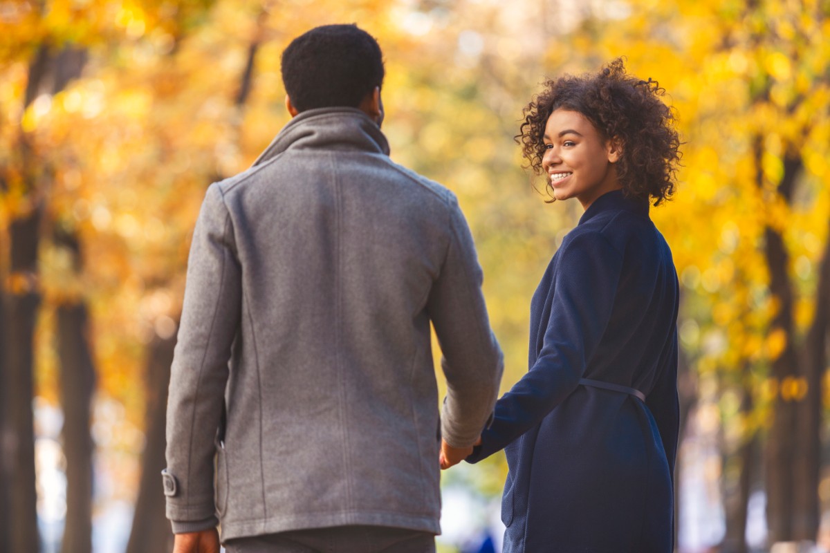 12 Sure-fire Signs She Likes You | Inspirationfeed
