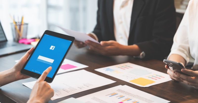 5 Pros and 5 Cons of Working in Social Media | Inspirationfeed