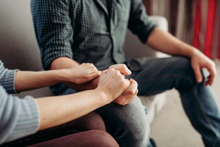 10 Science-Backed Benefits of Holding Hands | Inspirationfeed